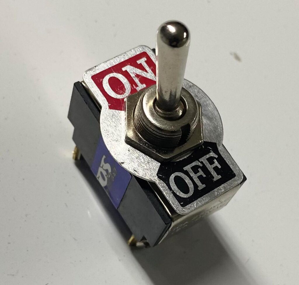ON/OFF 4 POLE TOGGLE SWITCH | Parr Motorsports